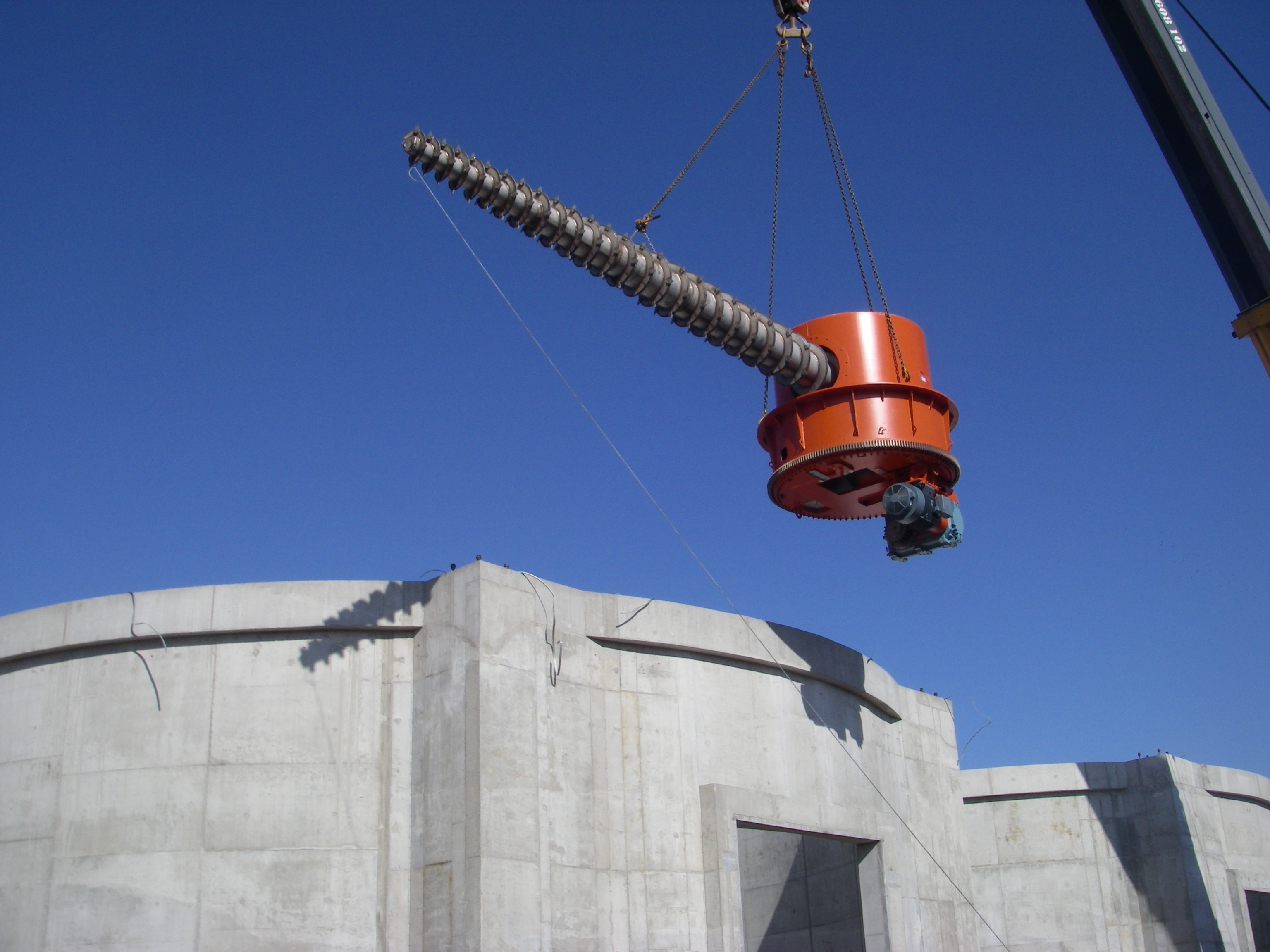 s. 11_Storage_Lifting of screw reclaimer into silo - BMH Technology