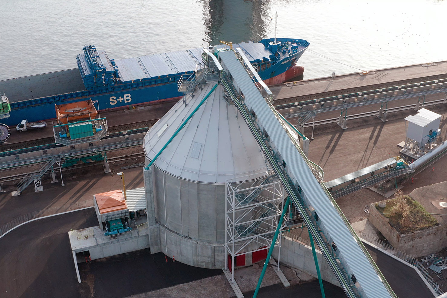 Receiving hopper on the jetty, 5.000 m3 storage silo - BMH Technology